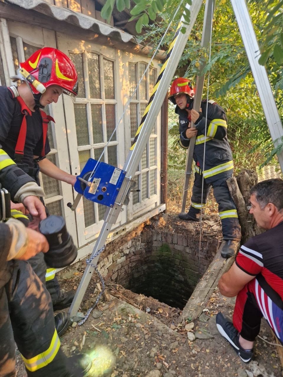 Femeie care a căzut într-o fântână, salvată de pompieri la Dumbrava ...