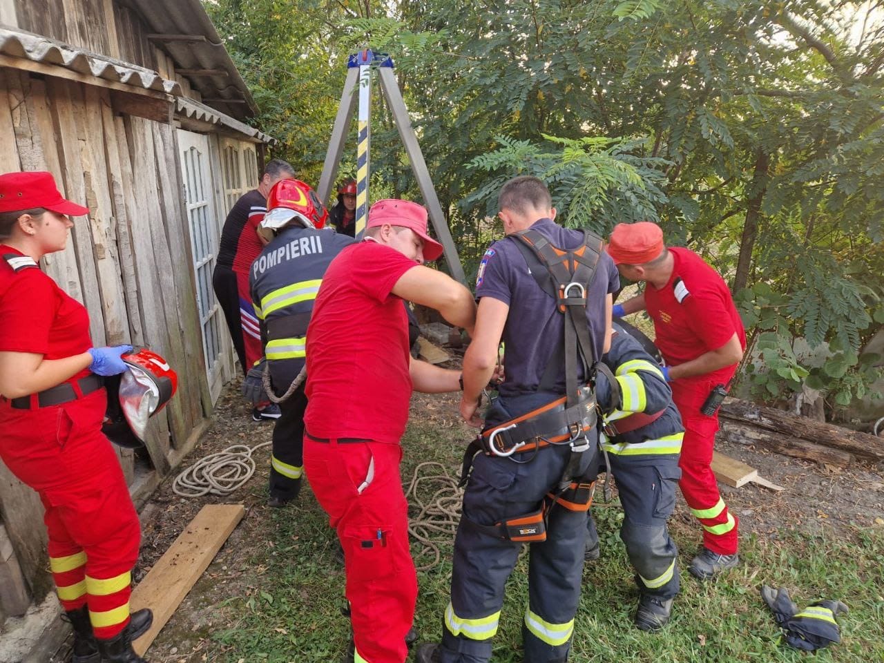 Femeie care a căzut într-o fântână, salvată de pompieri la Dumbrava ...