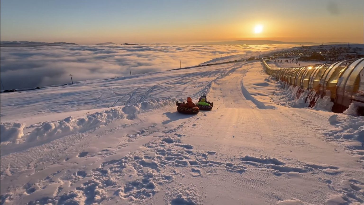Descoperă Derdelușul Momo, cea mai lungă pârtie de snowtubing din ...